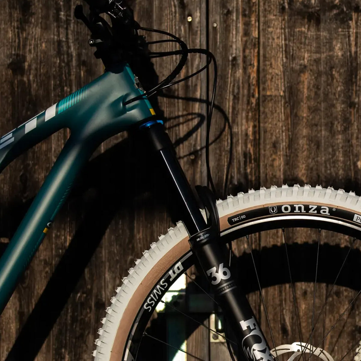 Onza Porcupine 29x2.40 tire - White